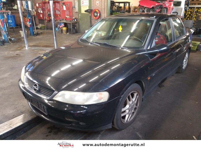 Opel Vectra B 1.8 16V Ecotec Épave (1999, Noir)