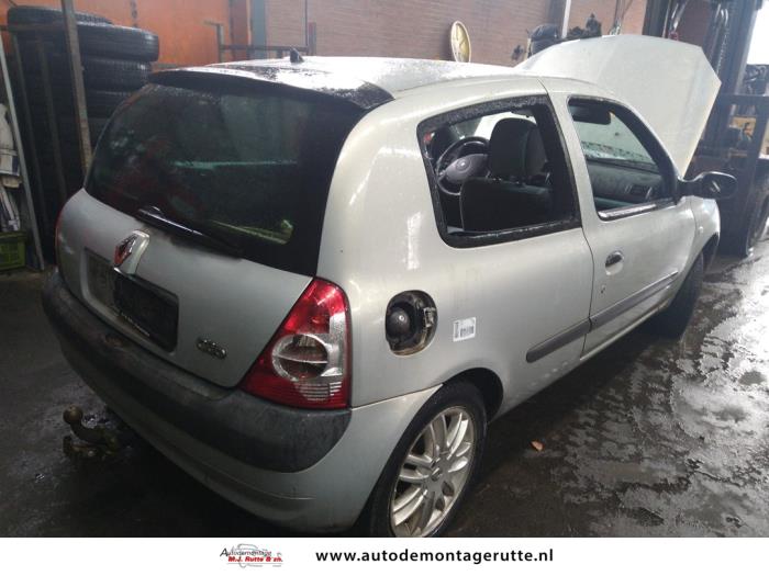 Renault Clio II 1.2 16V Épave (2002, Gris)