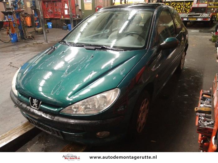 Peugeot 206 1.4 16V Salvage vehicle (2004, Green)