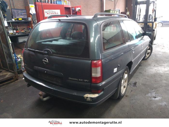 Opel Omega B Caravan 2.2 16V Salvage vehicle (2000, Green)