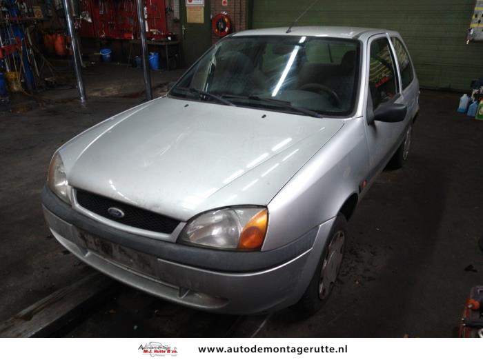 Ford Fiesta 4 1.3i Épave (2002, Gris)