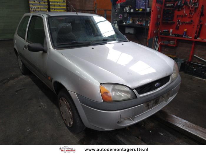 Ford Fiesta 4 1.3i Épave (2002, Gris)