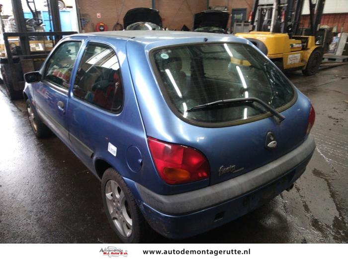 Ford Fiesta 4 1.3i Épave (2002, Bleu)