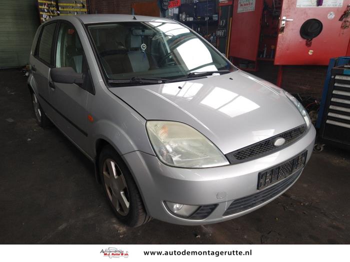 Ford Fiesta 5 1.4 16V Épave (2002, Gris)