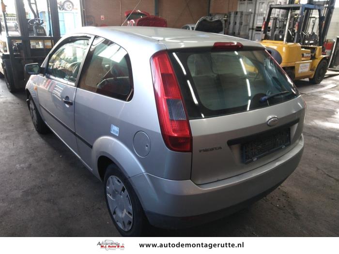 Ford Fiesta 5 1.3 Épave (2003, Gris)