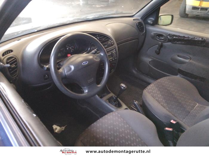 Ford Fiesta 4 1.3i Épave (2002, Bleu)