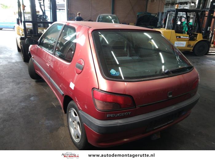 Peugeot 306 1.8i XT,ST Épave (1996, Rouge)