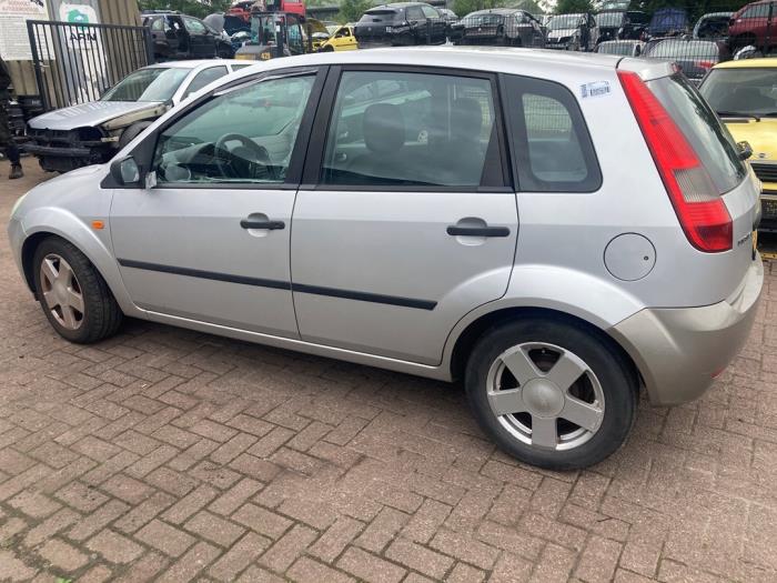 Ford Fiesta 5 1.4 16V Vehículo de desguace (2002, Gris)