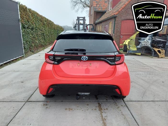 Toyota Yaris IV 1.5 12V Hybrid Salvage vehicle (2021, Red)