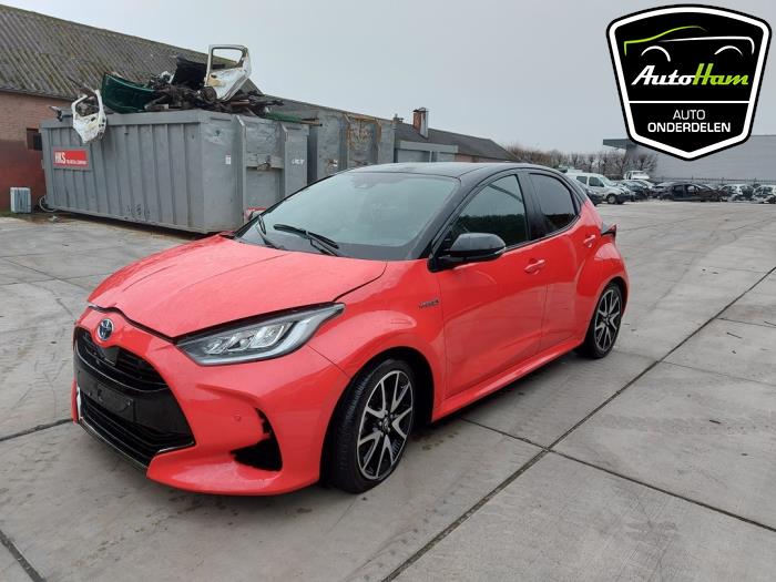 Toyota Yaris IV 1.5 12V Hybrid Salvage vehicle (2021, Red)