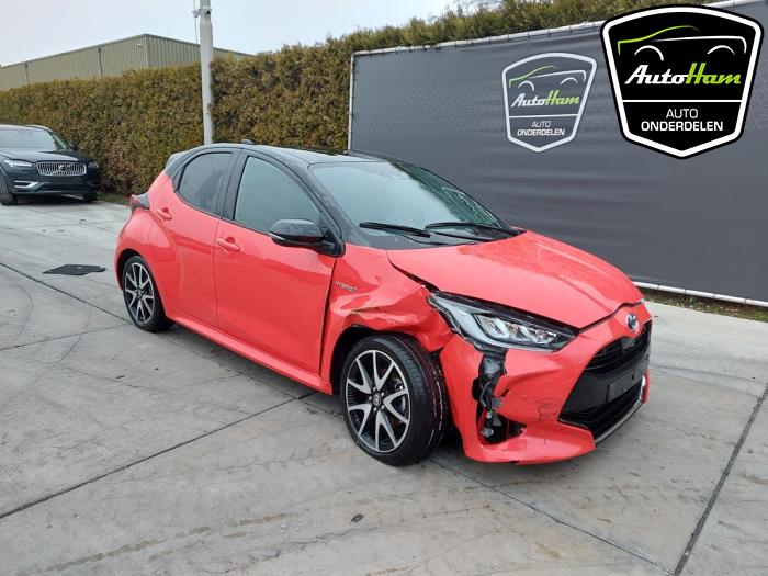 Toyota Yaris IV 1.5 12V Hybrid Salvage vehicle (2021, Red)