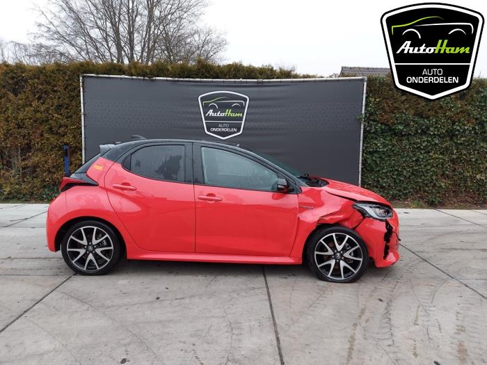 Toyota Yaris IV 1.5 12V Hybrid Salvage vehicle (2021, Red)