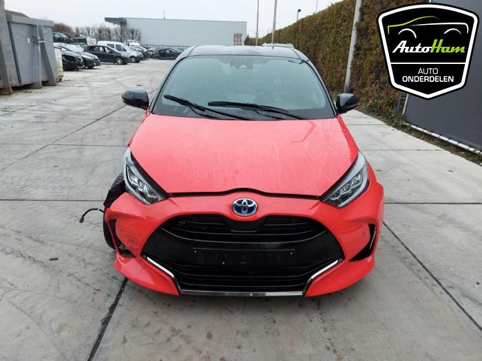 Toyota Yaris IV 1.5 12V Hybrid Salvage vehicle (2021, Red)