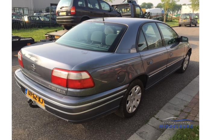 Opel Omega B 2.6 V6 24V Épave (2001, Gris)