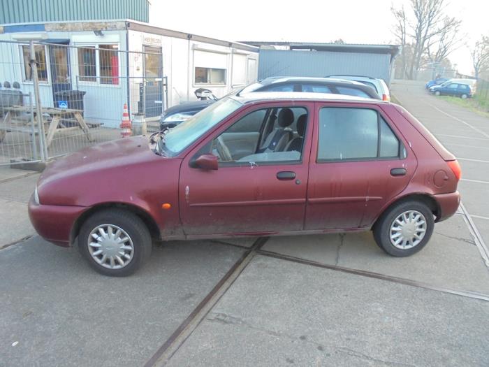 Ford Fiesta IV/V 1.25 16V Épave (1998, Rouge)