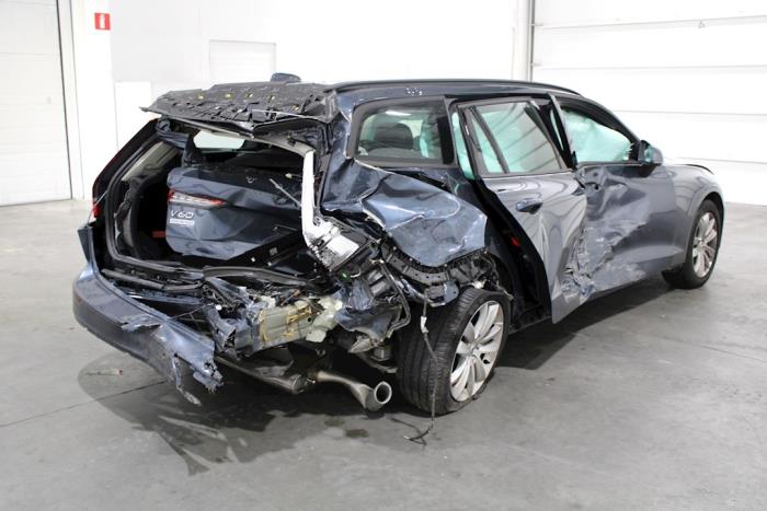 Volvo V60 II 2.0 D3 16V Salvage vehicle (2018, Black)