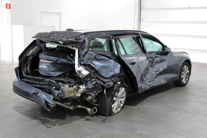 Volvo V60 II 2.0 D3 16V Salvage vehicle (2018, Black)