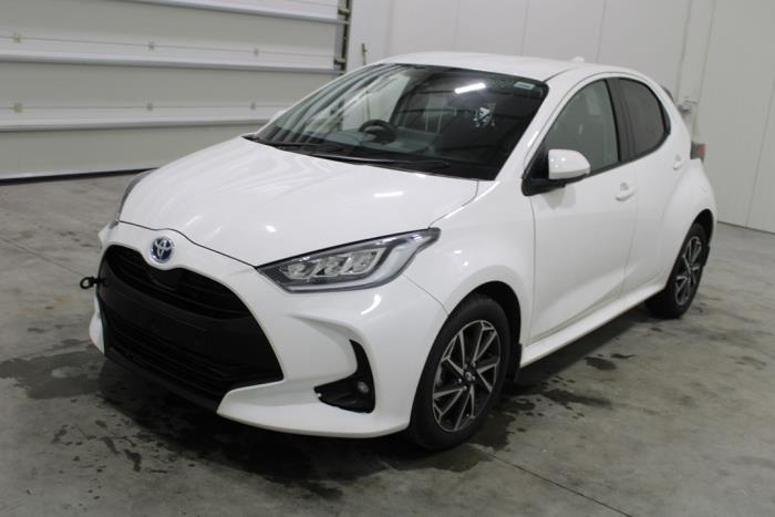 Toyota Yaris IV 1.5 12V Hybrid Salvage vehicle (2023, White)