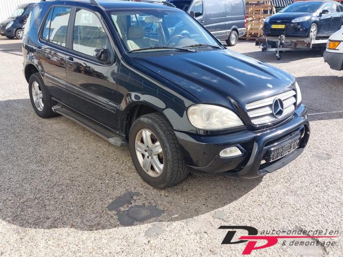Mercedes ML I 270 2.7 CDI 20V Épave (2004, Noir)