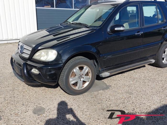 Mercedes ML I 270 2.7 CDI 20V Épave (2004, Noir)