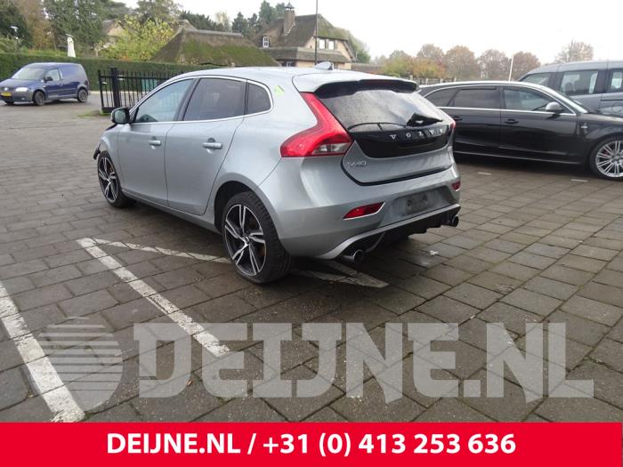 Volvo V40 2.0 T2 16V Salvage vehicle (2018, Silver)