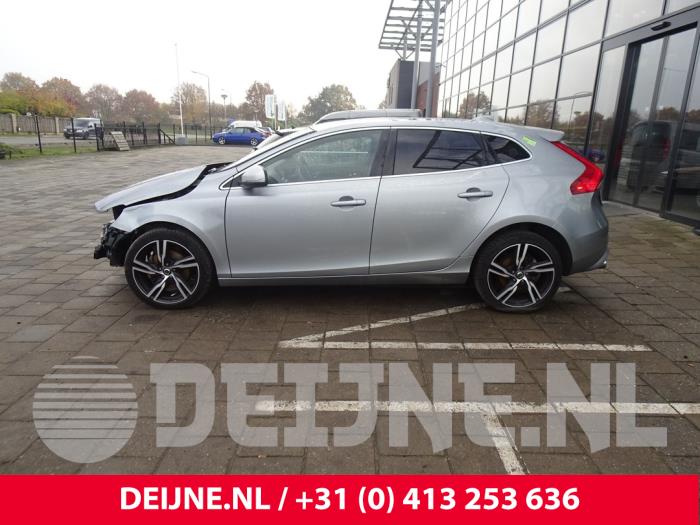 Volvo V40 2.0 T2 16V Salvage vehicle (2018, Silver)
