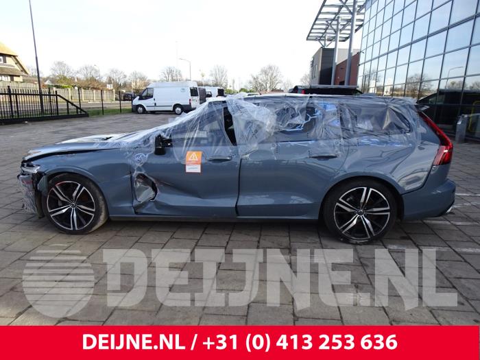 Volvo V60 II 2.0 B4 16V Mild Hybrid Salvage vehicle (2022, Mousey)