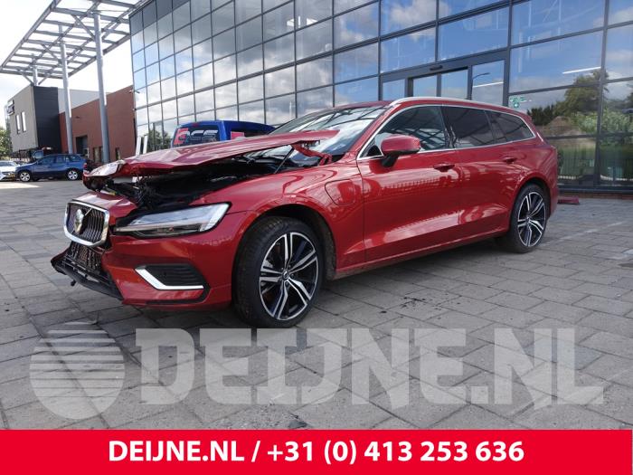 Volvo V60 II 2.0 T8 16V Recharge AWD Salvage vehicle (2024, Red)