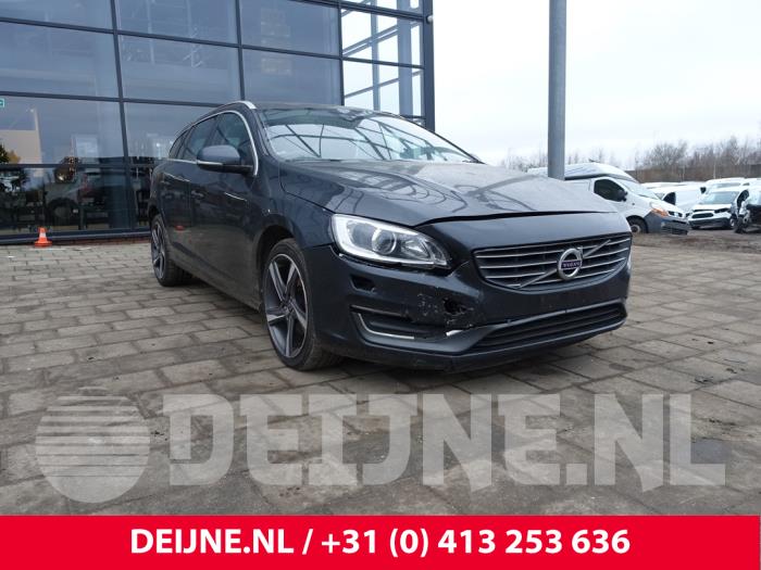 Volvo V60 I 2.0 D3 20V Épave (2013, Gris)