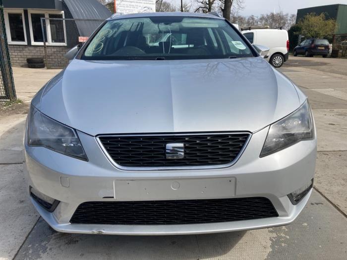 Seat Leon ST 1.6 TDI 16V Salvage vehicle (2016, Silver grey)