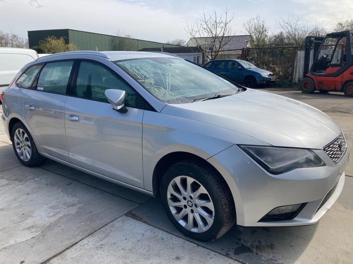 Seat Leon ST 1.6 TDI 16V Salvage vehicle (2016, Silver grey)