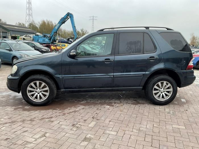 Mercedes ML I 270 2.7 CDI 20V Épave (2002, Noir)
