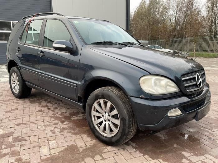 Mercedes ML I 270 2.7 CDI 20V Voiture accidentée (2002, Noir)