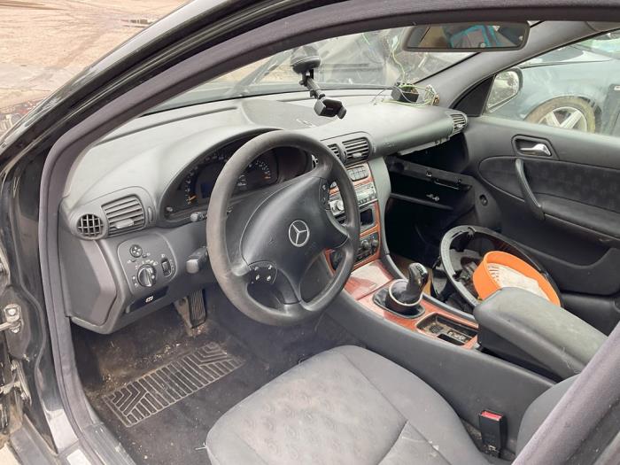 Mercedes C Combi 2.2 C-200 CDI 16V Épave (2002, Noir)